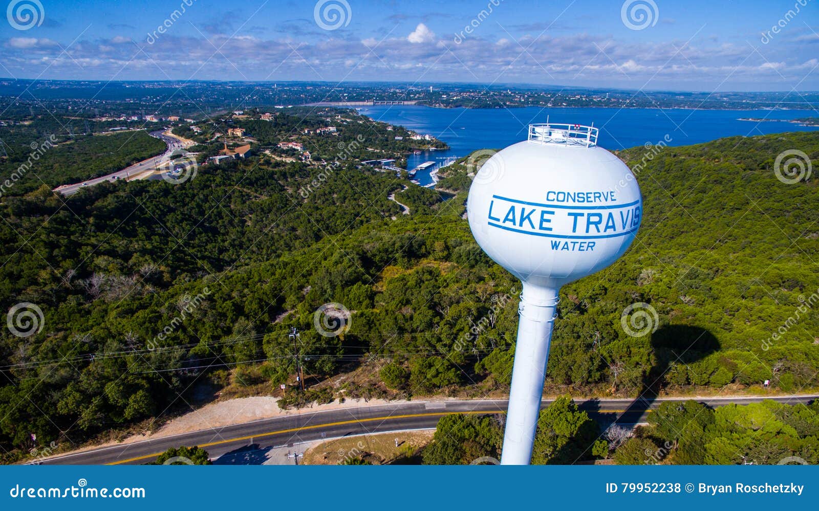 Lac Blue De Travis Water Tower Over Paradise De Lac Photo stock - Image ...