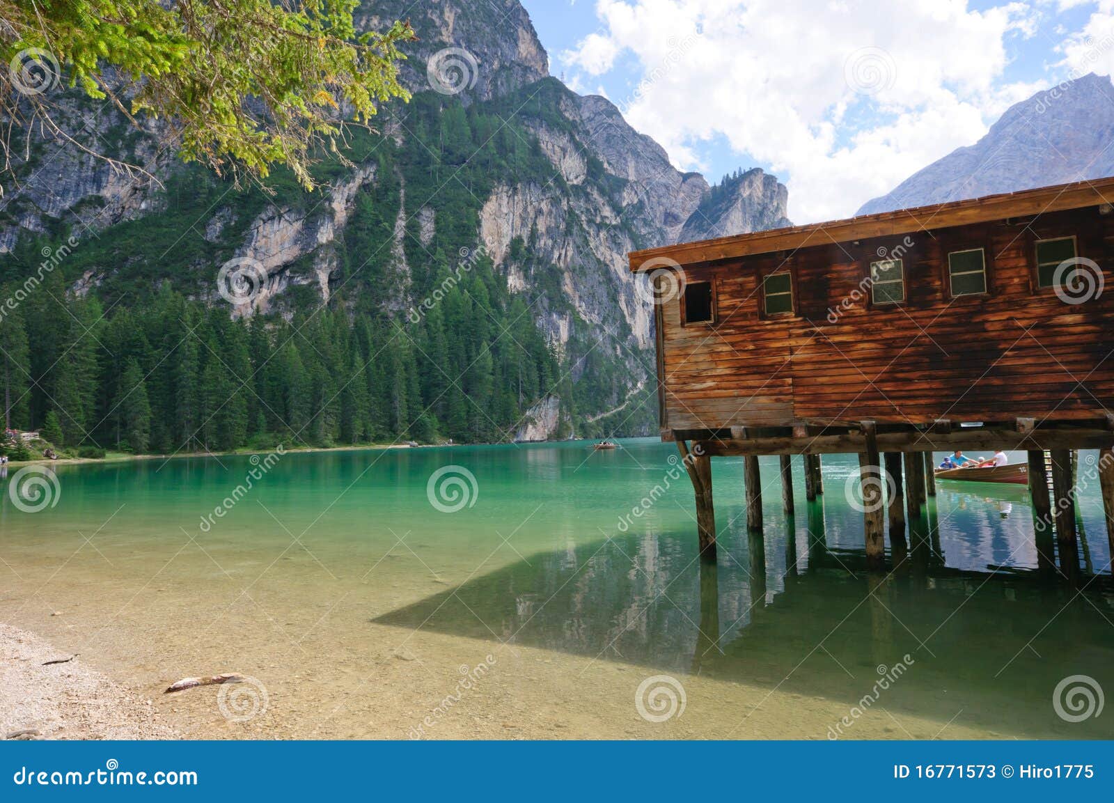 Lac Braies - Dolomites, Italie Image stock - Image du forêt, hutte ...