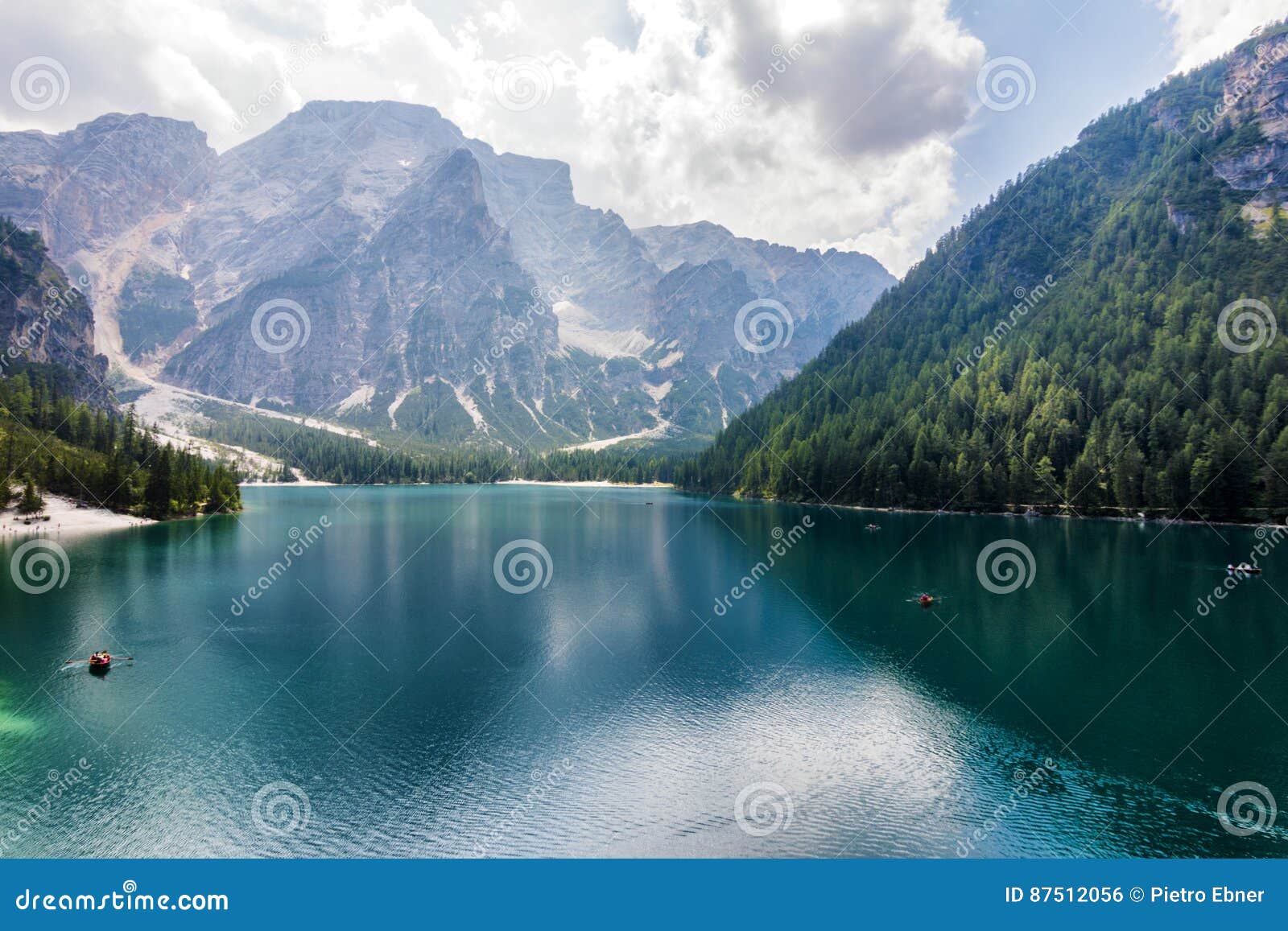 Lac de Braies photo stock. Image du merveilleux, arbre - 87512056