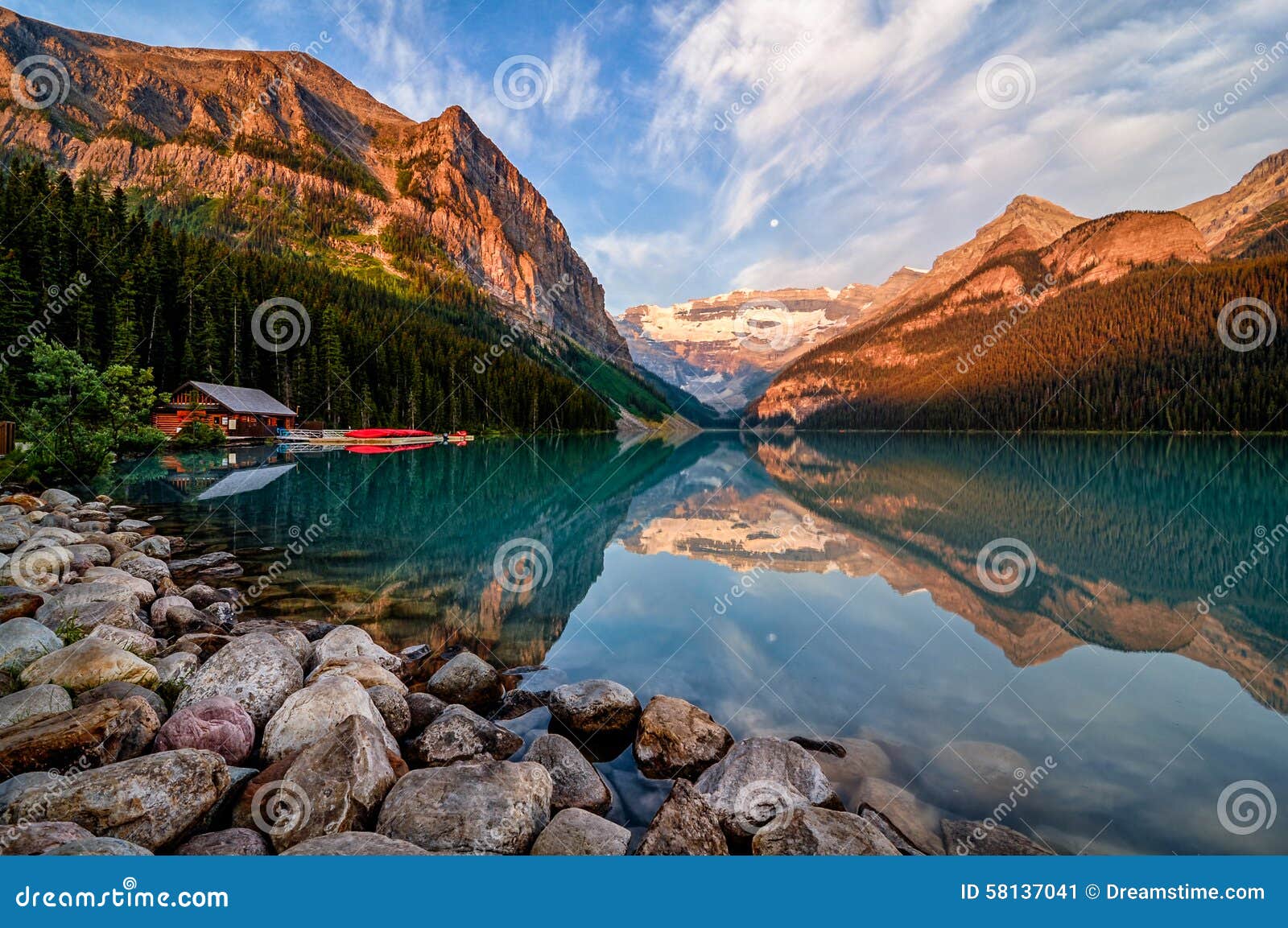 Lac Louise Sunrise, Banff image stock. Image du stationnement - 58137041