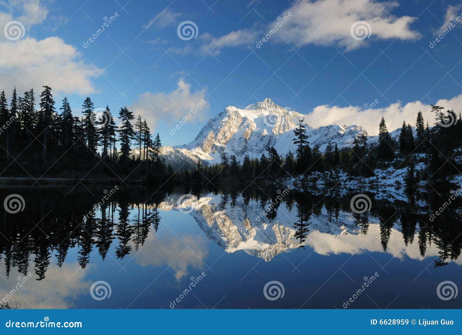 Lac picture et mt. shuksan image stock. Image du cloudscape - 6628959