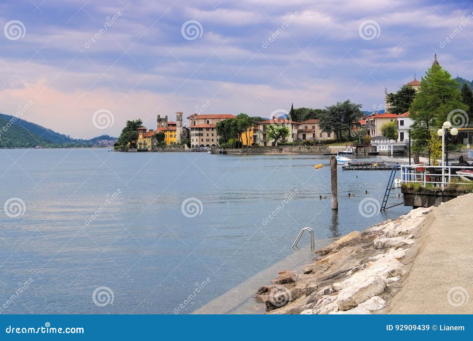 Lac Predore Iseo, Lombardie Image stock - Image du village, ville: 92909439