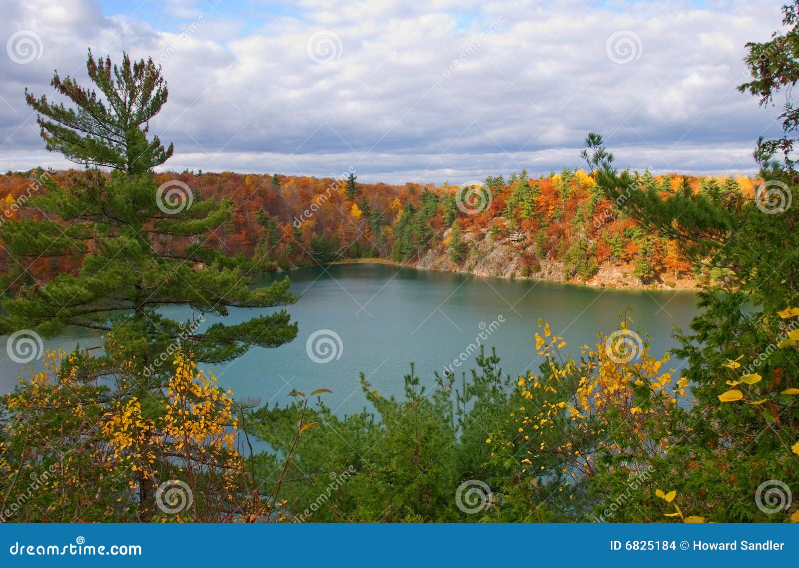 Lac rose, Québec photo stock. Image du jaune, pays, vert - 6825184