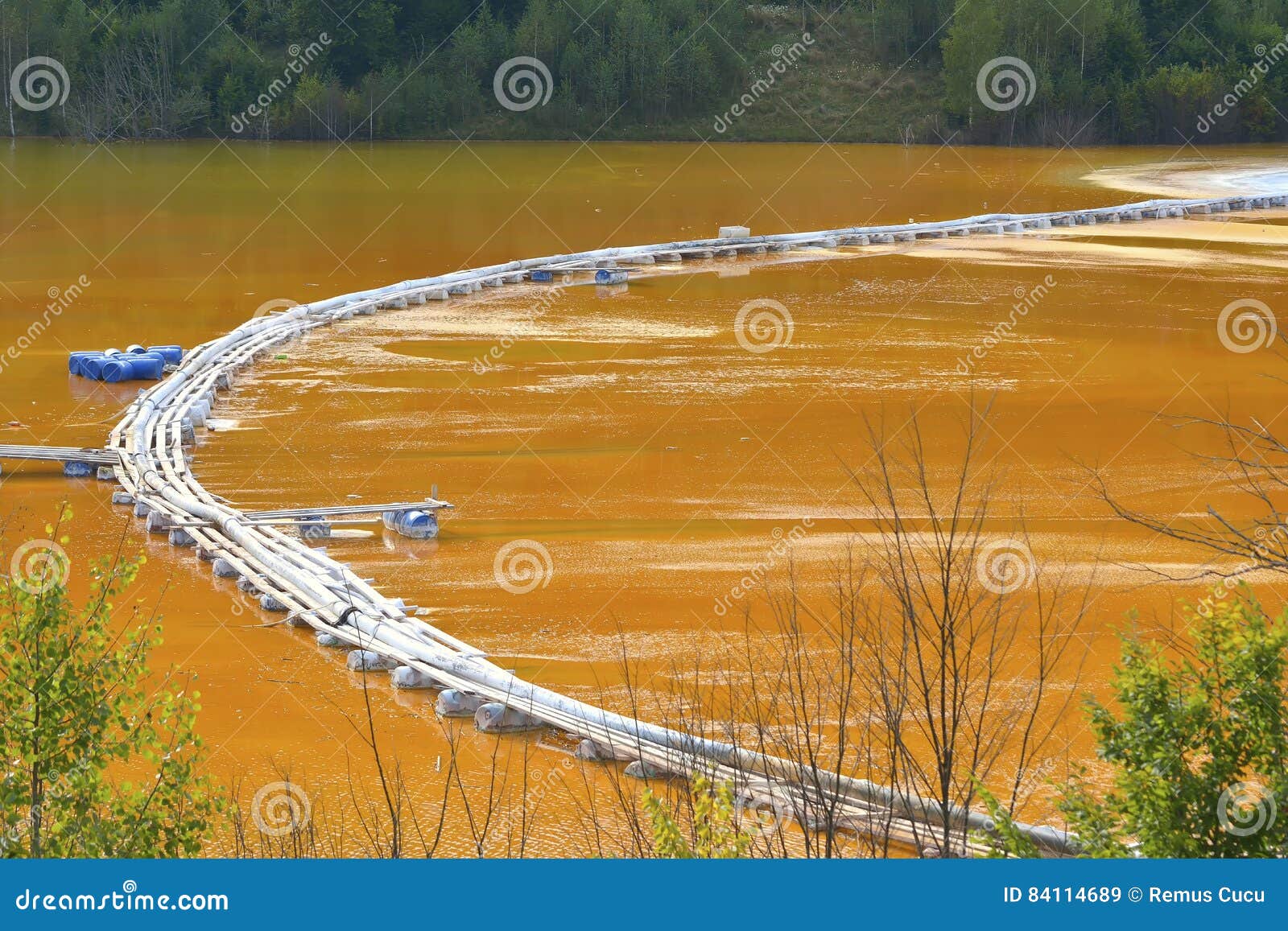 Lac rouge pollué image stock. Image du lakeside, abstrait - 84114689