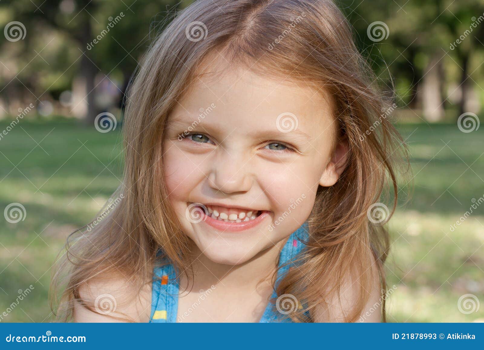 Lachend kind stock afbeelding. Image of buiten, park - 21878993