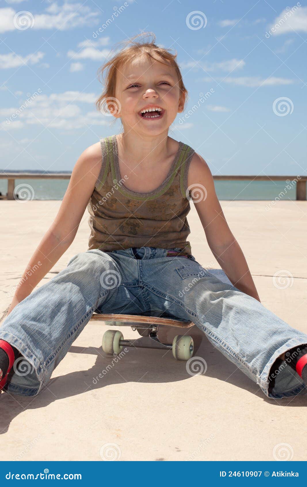 Lachend kind stock afbeelding. Image of geluk, toevallig - 24610907