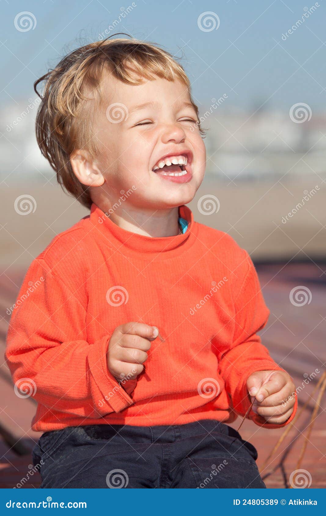 Lachend kind stock afbeelding. Image of buiten, jongen - 24805389