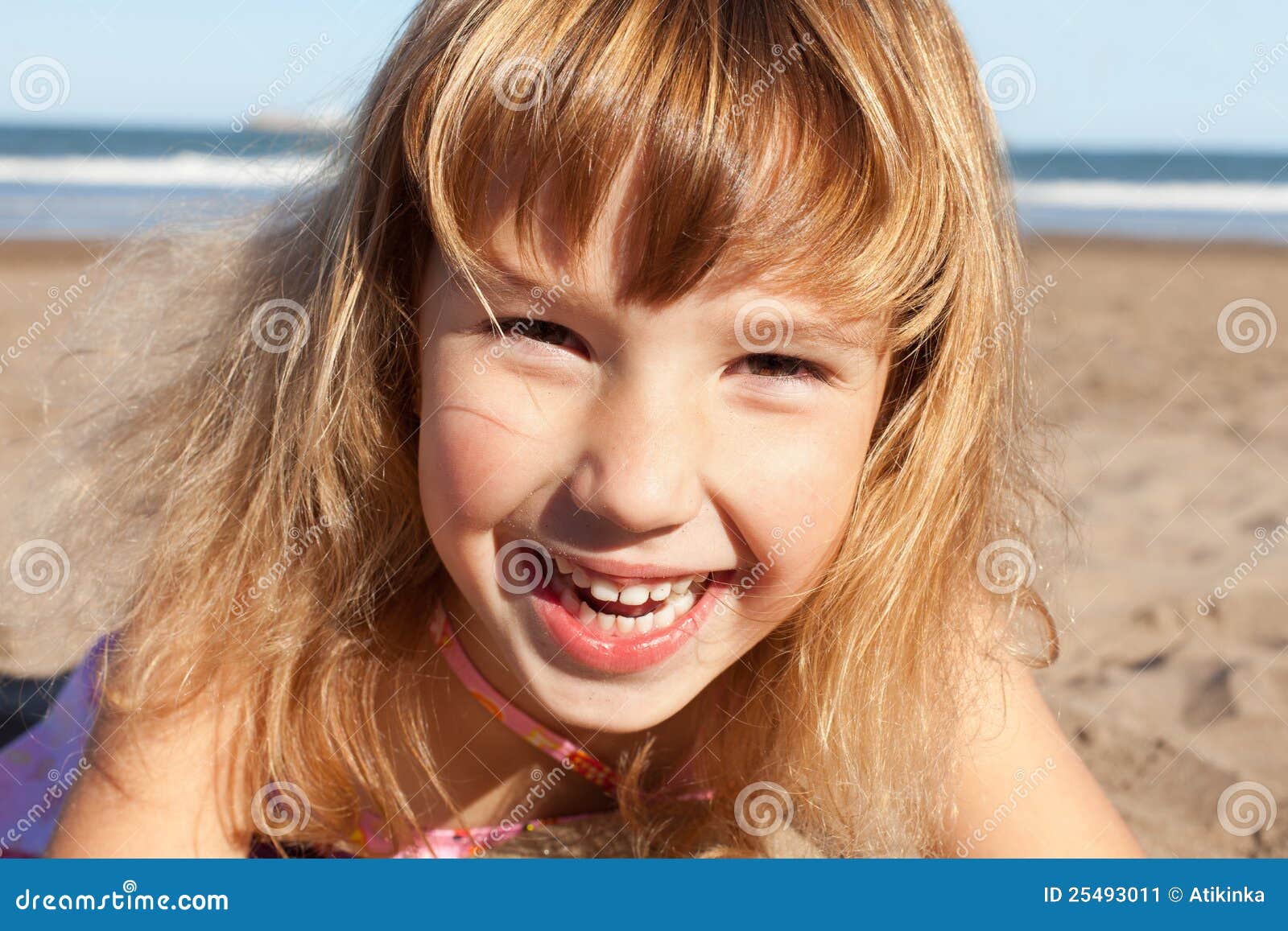 Lachend kind stock afbeelding. Image of kinderen, meisje - 25493011