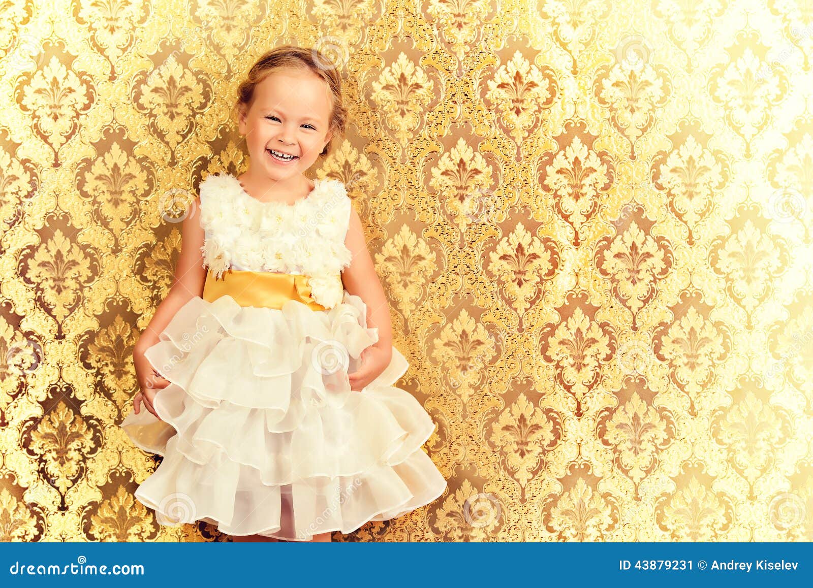 Lachend kind stock afbeelding. Image of mooi, geluk, aanbiddelijk ...