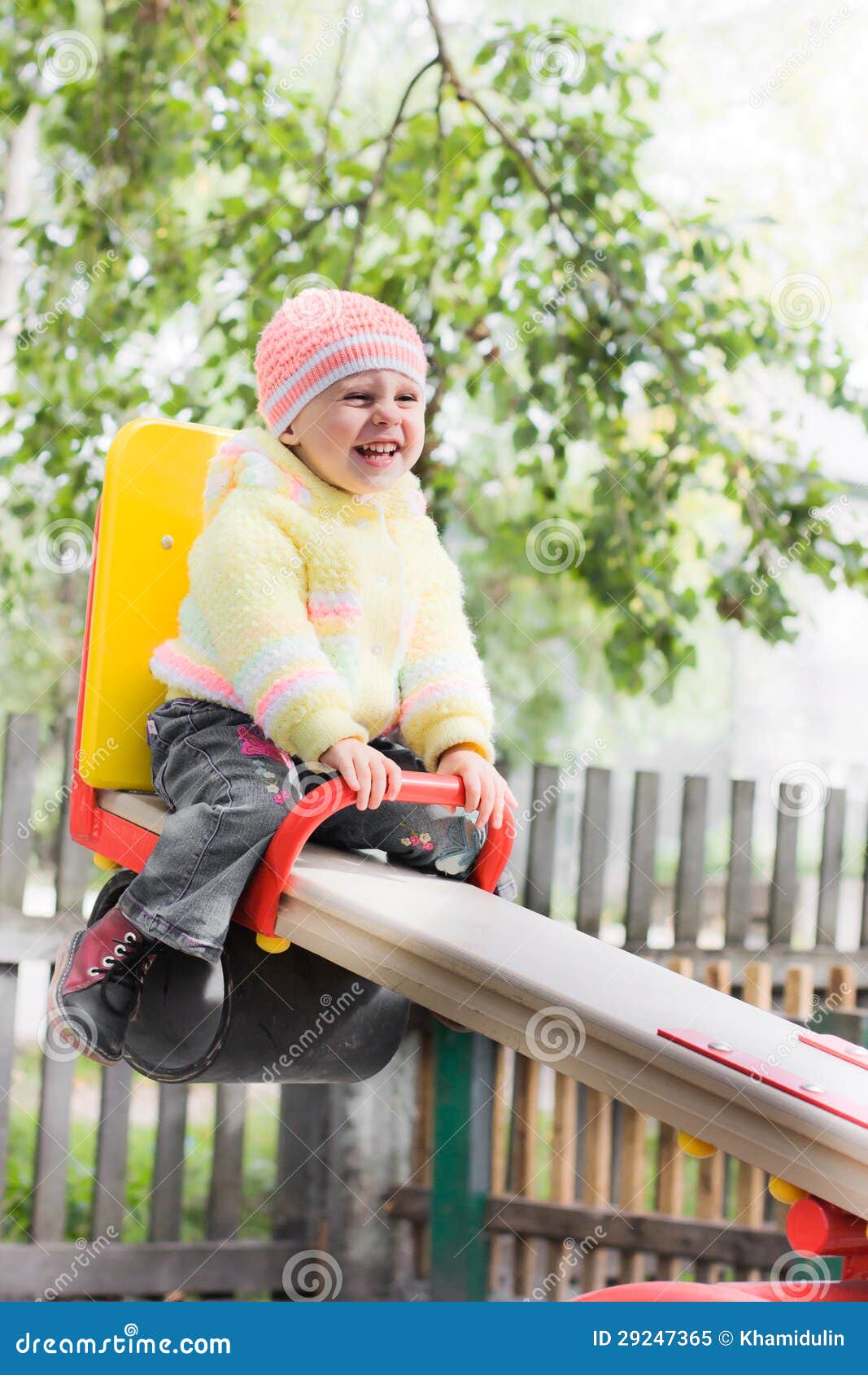 Lachend Kind Op Schommeling Stock Afbeelding - Image of vreugde ...