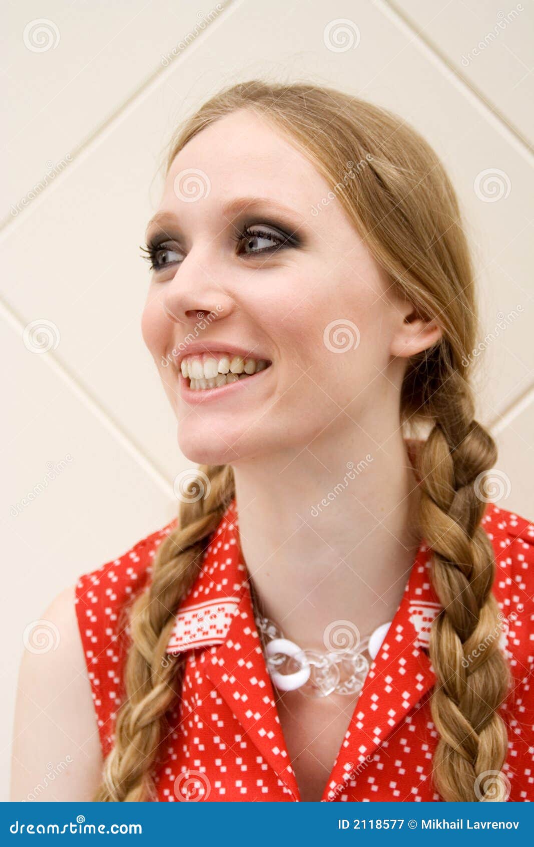 Lachend Meisje Met Vlechten Stock Afbeelding - Image of gelukkig ...