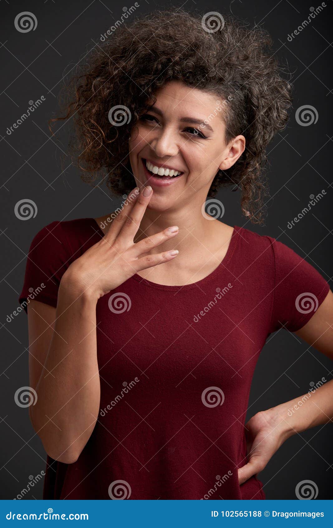 Lachende dame stock foto. Image of aantrekkelijk, geïsoleerd - 102565188