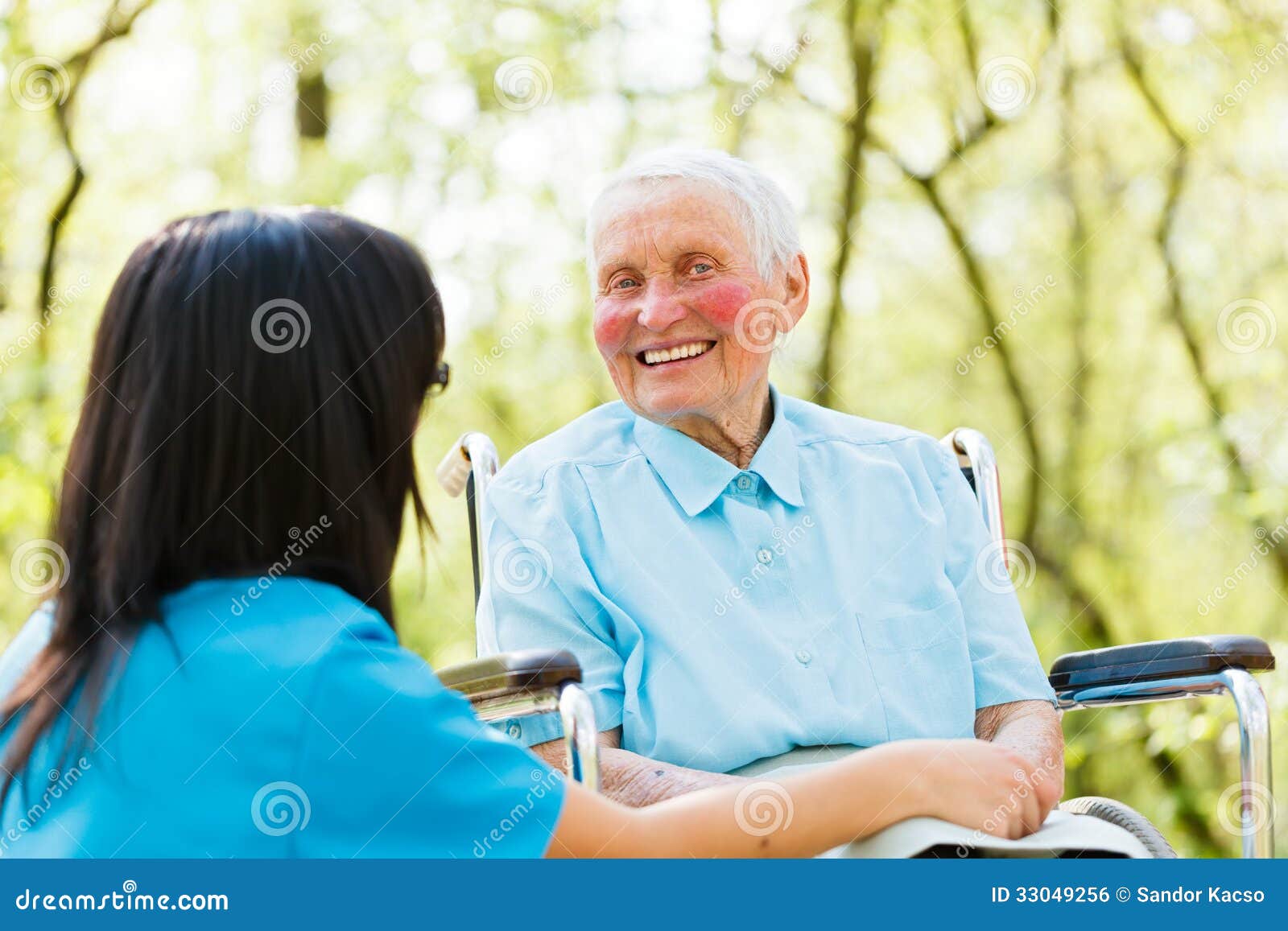 Lachende Dame In Rolstoel Stock Foto Image Of Zorg Medisch 33049256