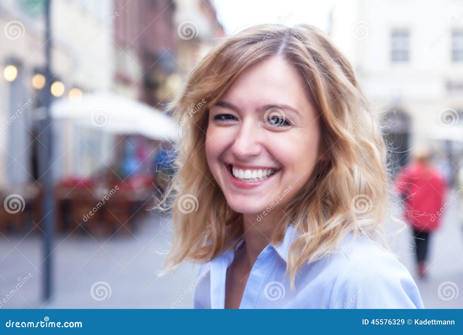 Lachende Frau Mit Dem Gelockten Blonden Haar in Der Stadt Stockbild ... Lachende Frau Mit Dem Gelockten Blonden Haar in Der Stadt Stockbild ...