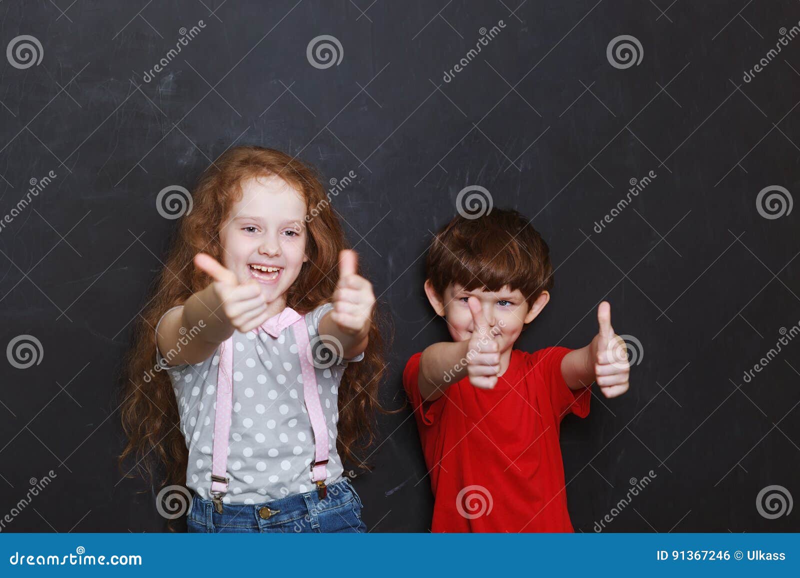 Lachende Kinder, Die Sich Daumen Zeigen Stockfoto - Bild von vertretung ...