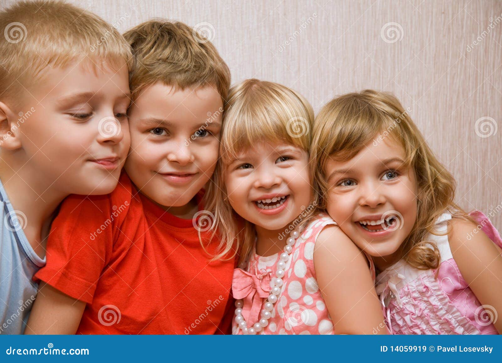 Lachende Kinder Im Cosy Raum Stockbild - Bild von porträt, familie ...