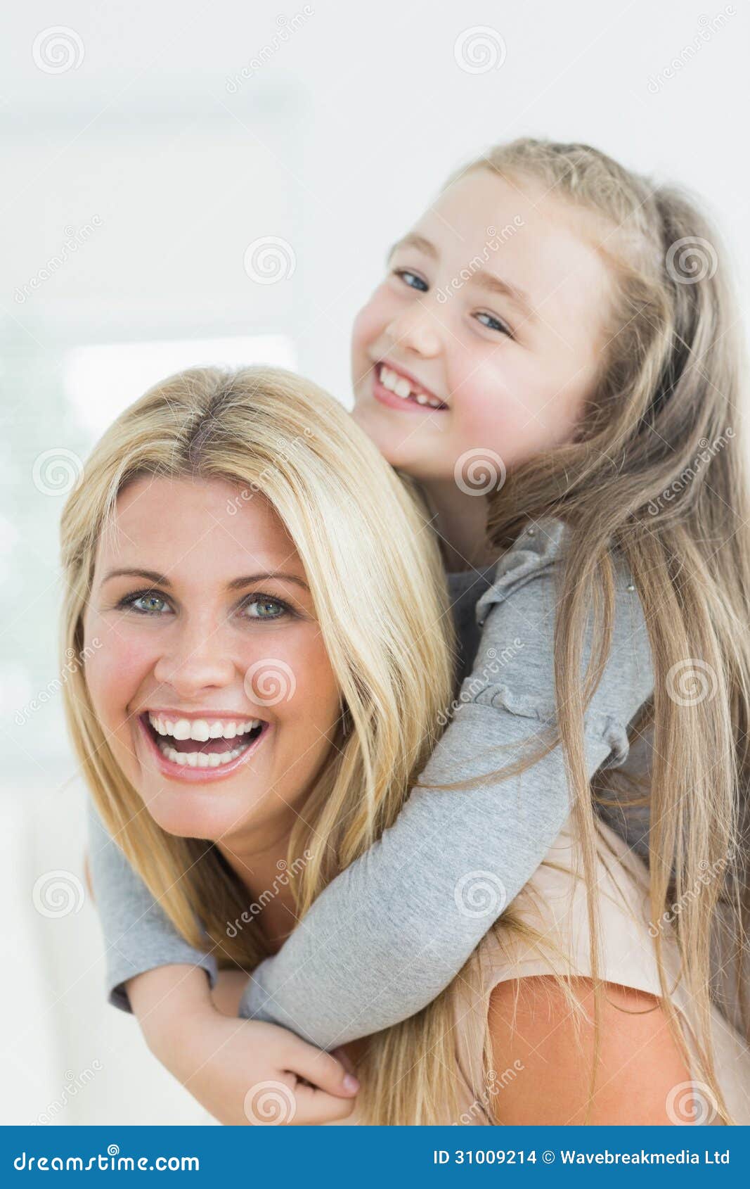 Lachende moeder en dochter stock foto. Image of binnen - 31009214