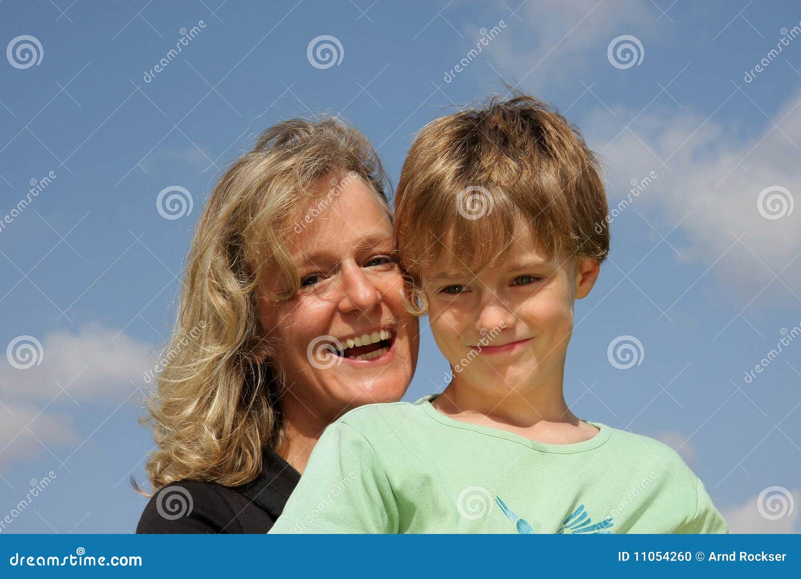 Lachende Mutter Mit Lächelndem Sohn Stockfoto - Bild von attraktiv ...