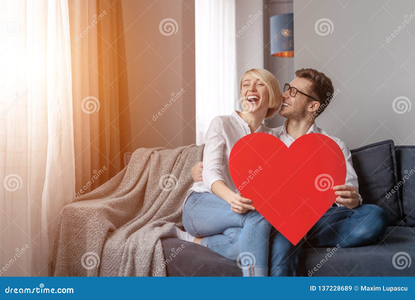 Lachende Paare Mit Herzen Auf Sofa Stockbild - Bild von freundin, liebe: 137228689