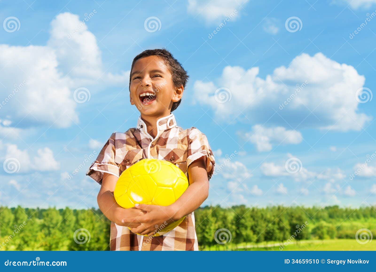 Lachender Junge mit Ball stockfoto. Bild von glücklich - 34659510