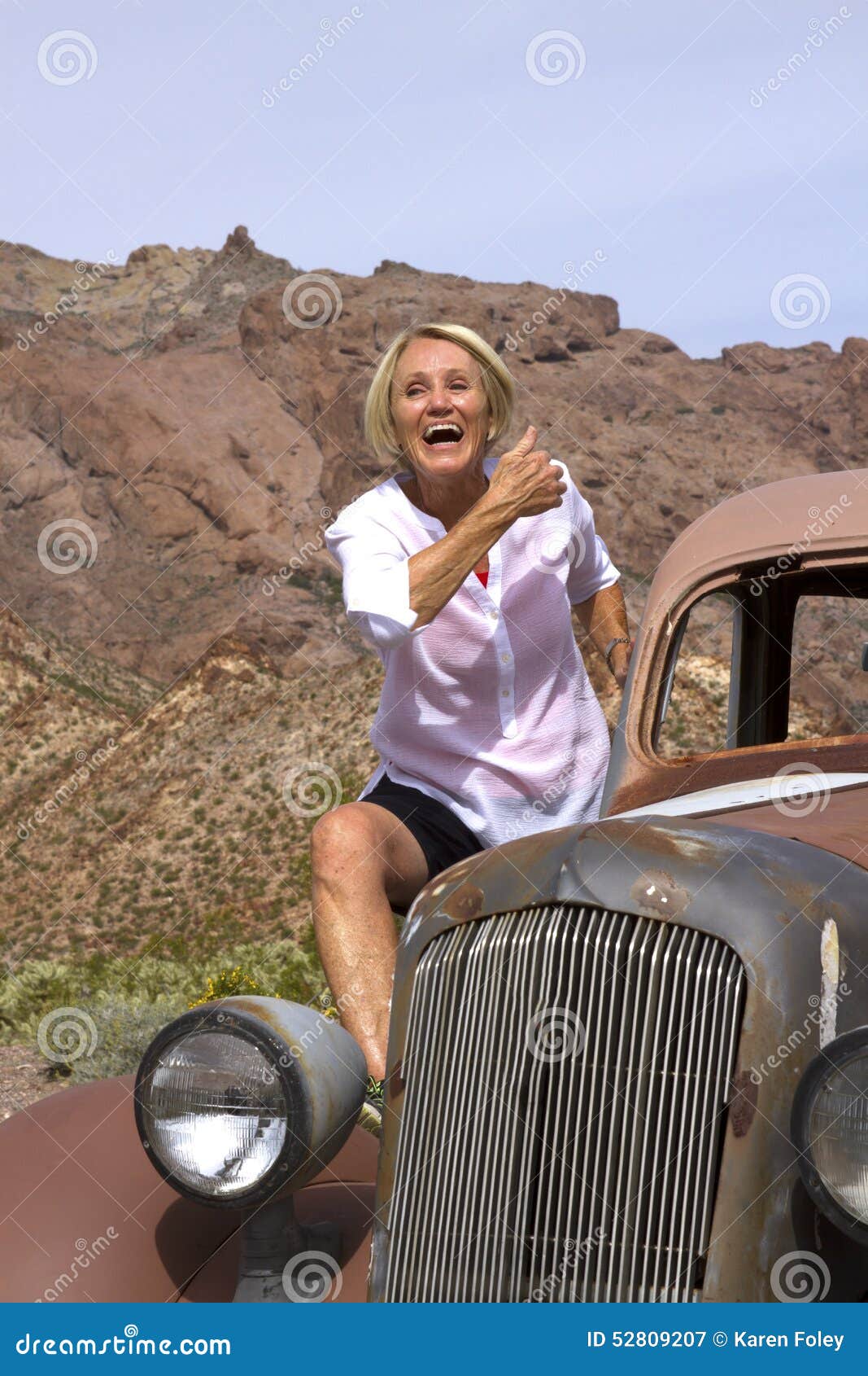 Lachender Rentner-Reitoldtimer in Der Wüste Stockbild - Bild von ...