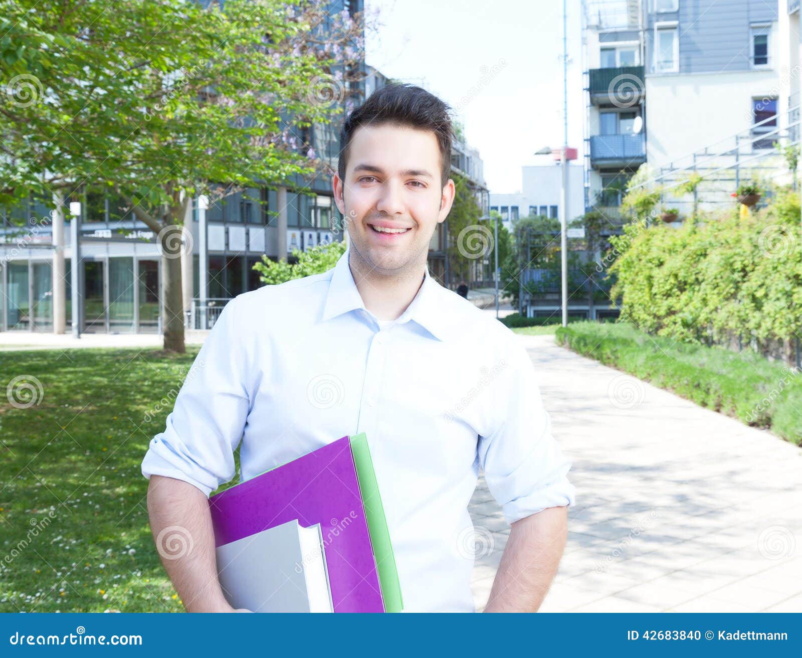 Lachender Student, Der Auf Dem Campus Bleibt Stockfoto - Bild von ...