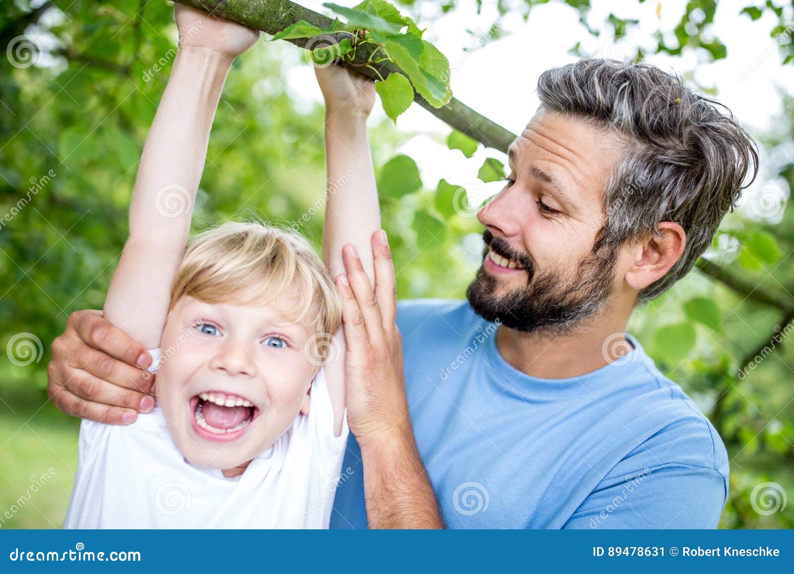 Lachendes Kind Klettert Baum Stockbild - Bild von freizeit, lebensstil ...