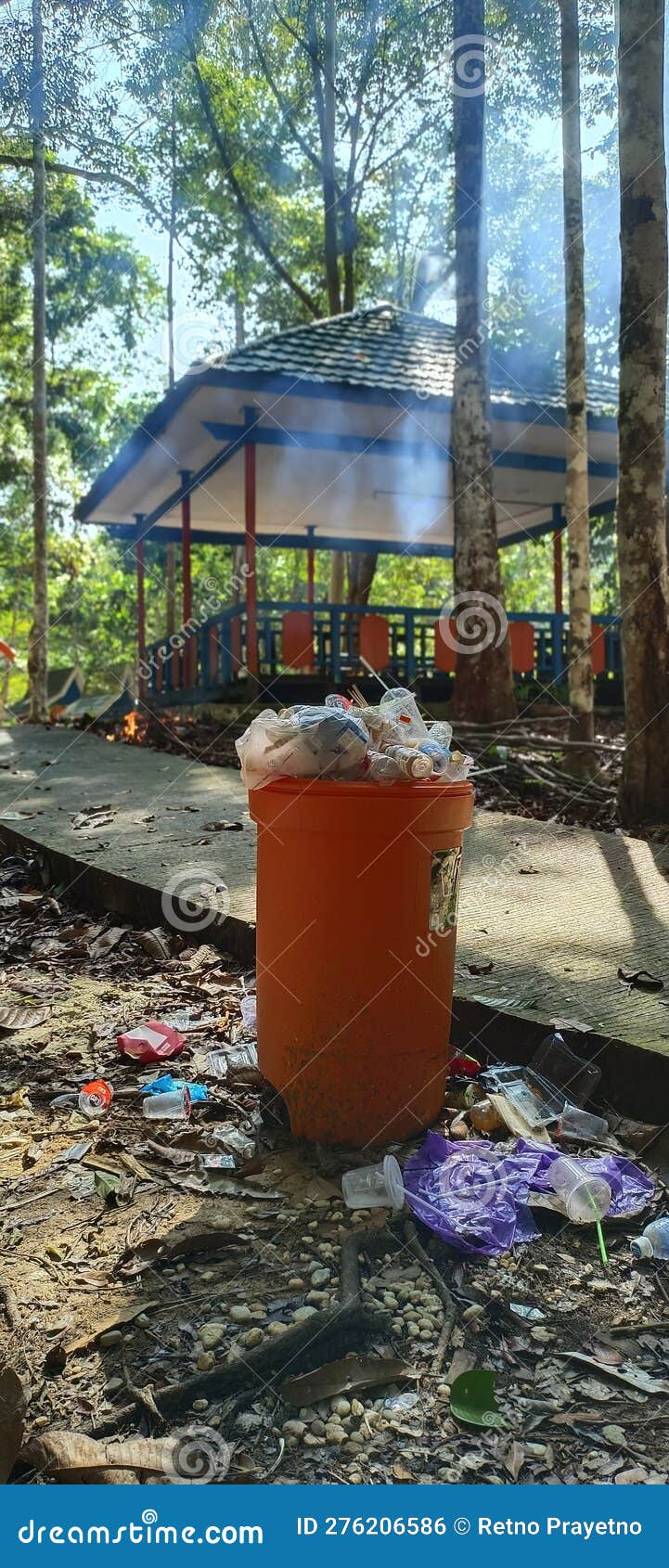 Lack of Human Awareness of the Cleanliness of Trash Cans Stock Photo ...