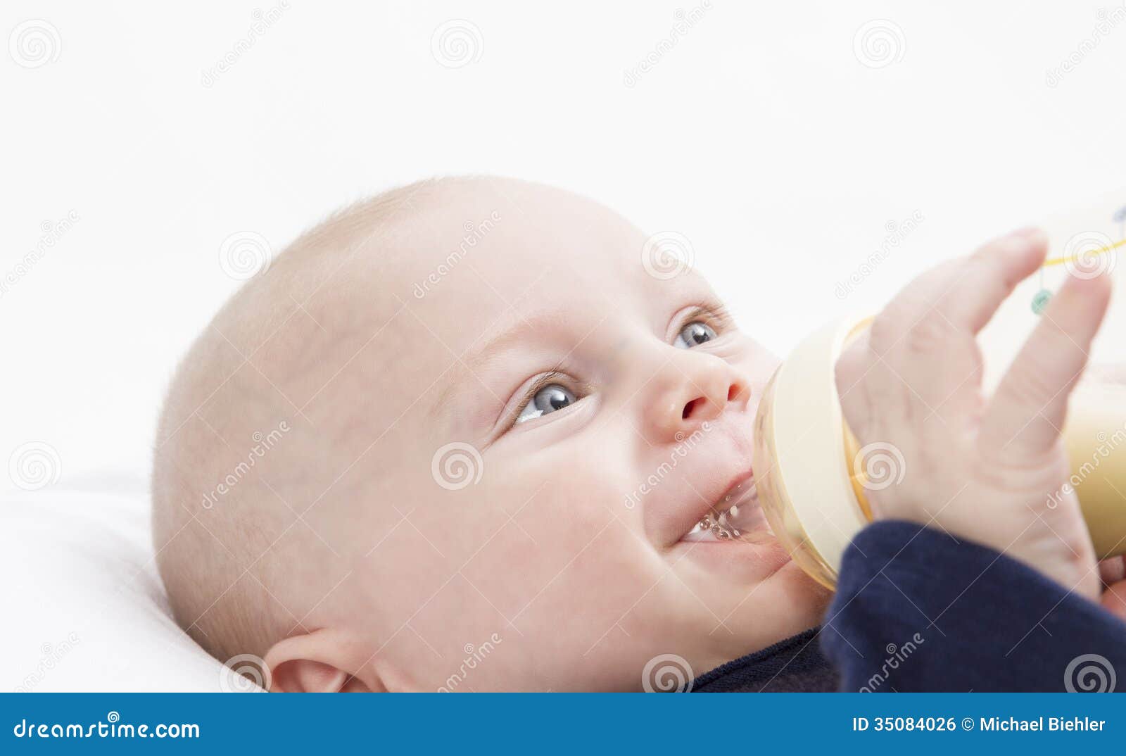 Lactente Com Garrafa De Leite Foto de Stock - Imagem de menino, pessoa ...