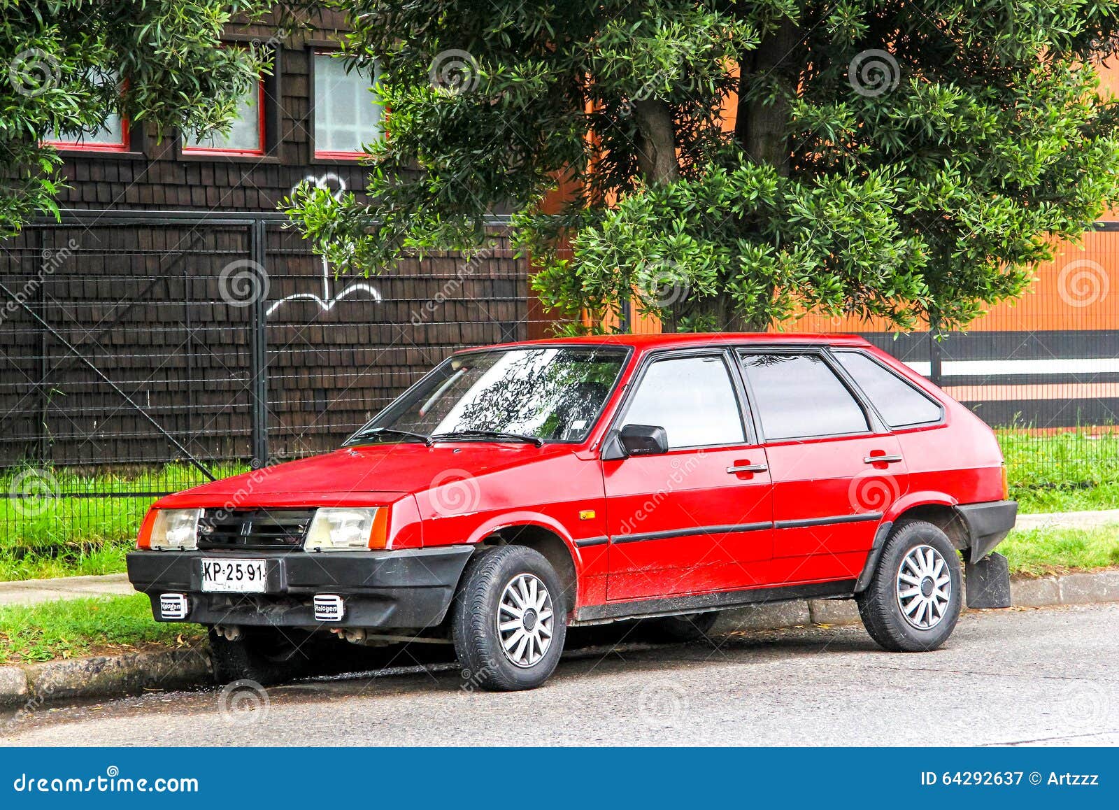 Lada Samara fotografia editorial. Obraz złożonej z outdoors - 64292637