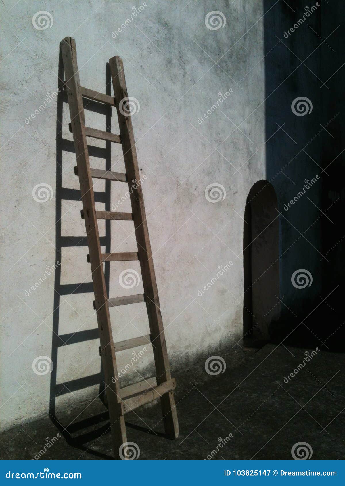 Ladder in de muur stock afbeelding. Image of oaxaca - 103825147