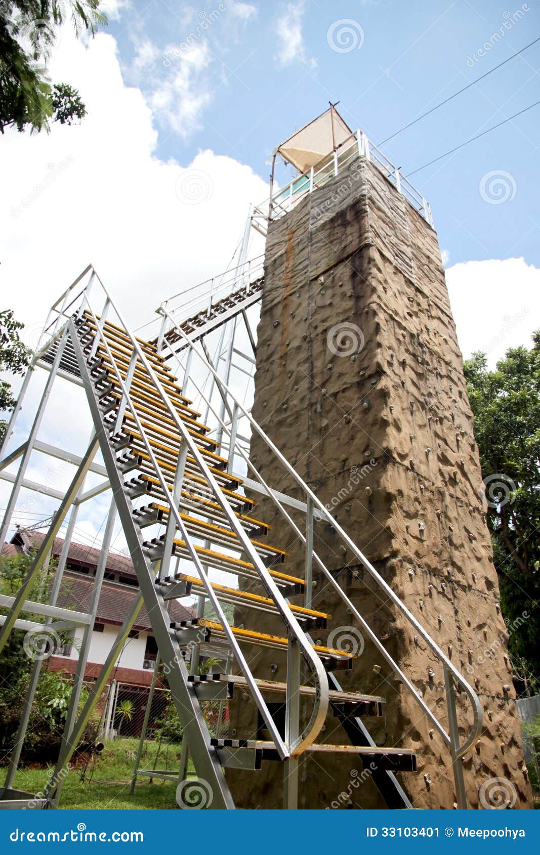 Ladders en hoge toren. stock afbeelding. Image of wolken - 33103401