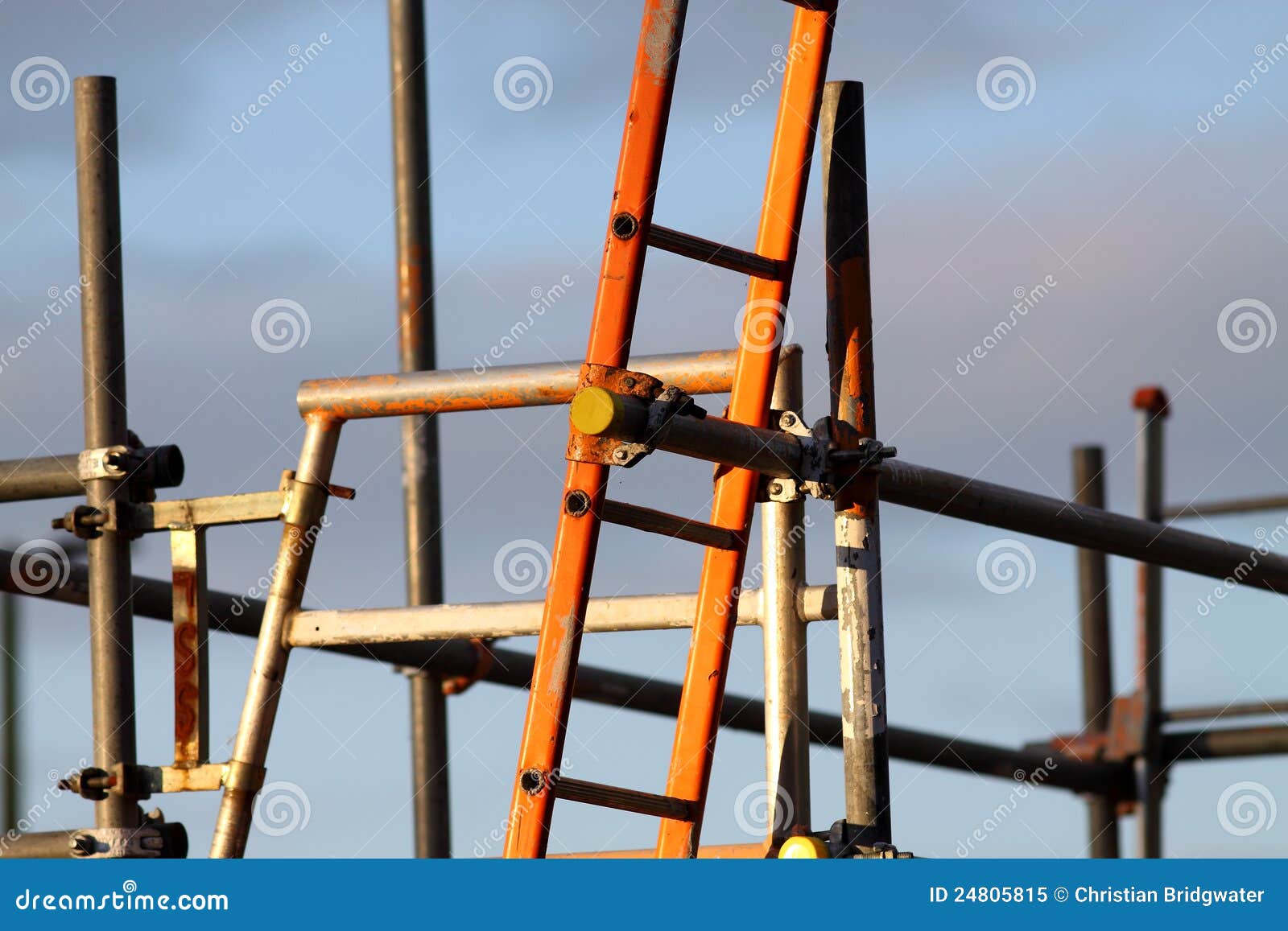 Ladders op steiger stock afbeelding. Image of steiger - 24805815