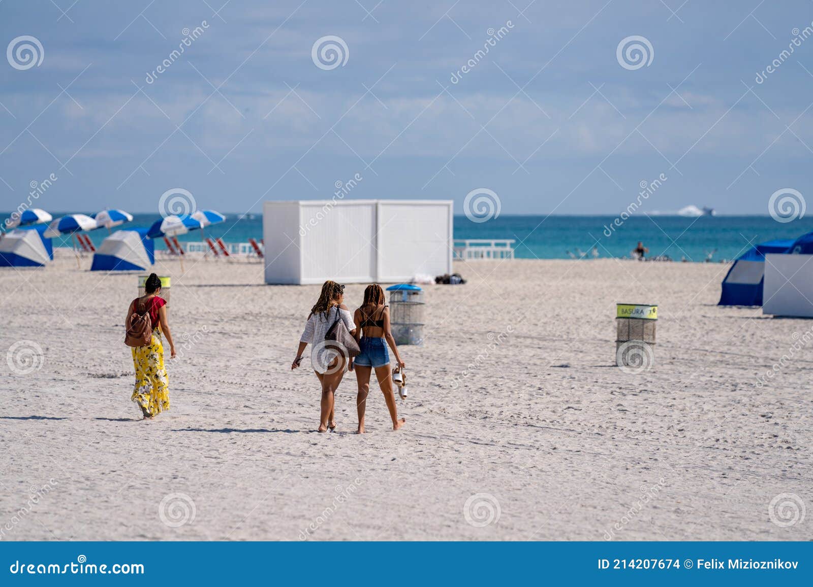 Ladies Walking To the Beach Spring Break Miami Beach 2021 Editorial ...