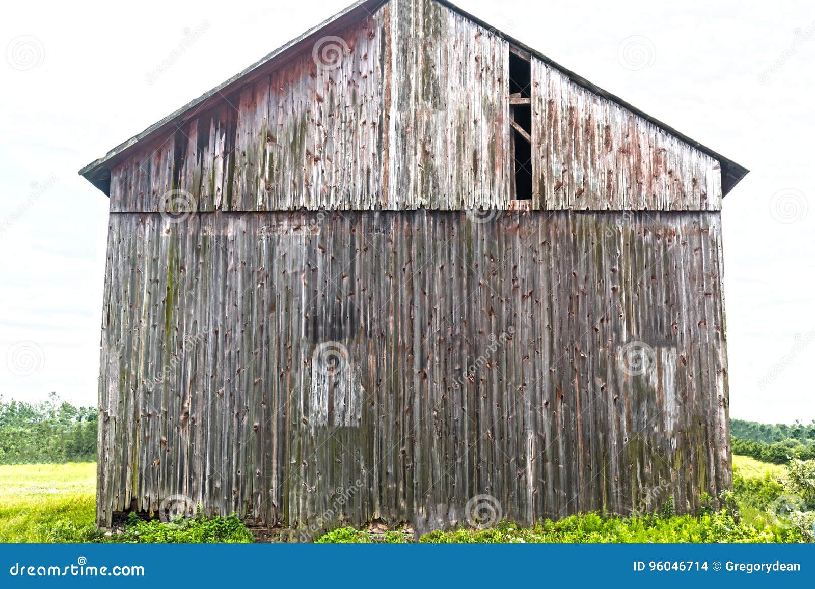 Lado De Gray Rustic Weathered Tall Barn Foto de archivo - Imagen de ...