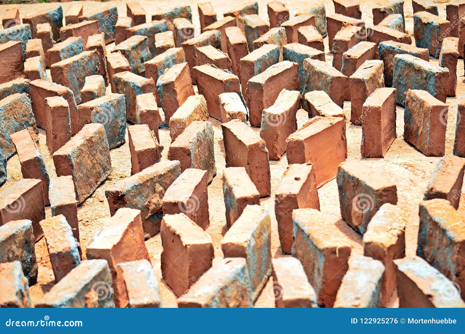 Ladrillos De Adobe Tradicionales Que Se Secan En Sol Foto de archivo ...