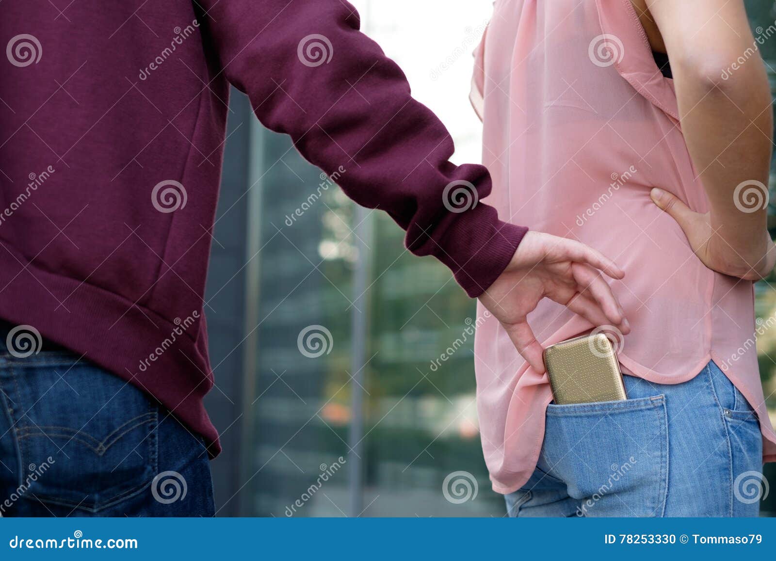 Ladro Che Ruba Il Telefono Cellulare Fotografia Stock - Immagine di ...