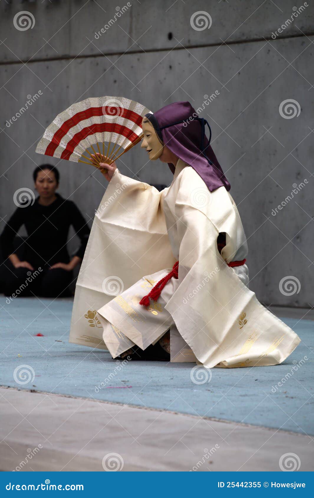 Lady Rokujo from Noh-Theatre Editorial Image - Image of clothes, gold ...