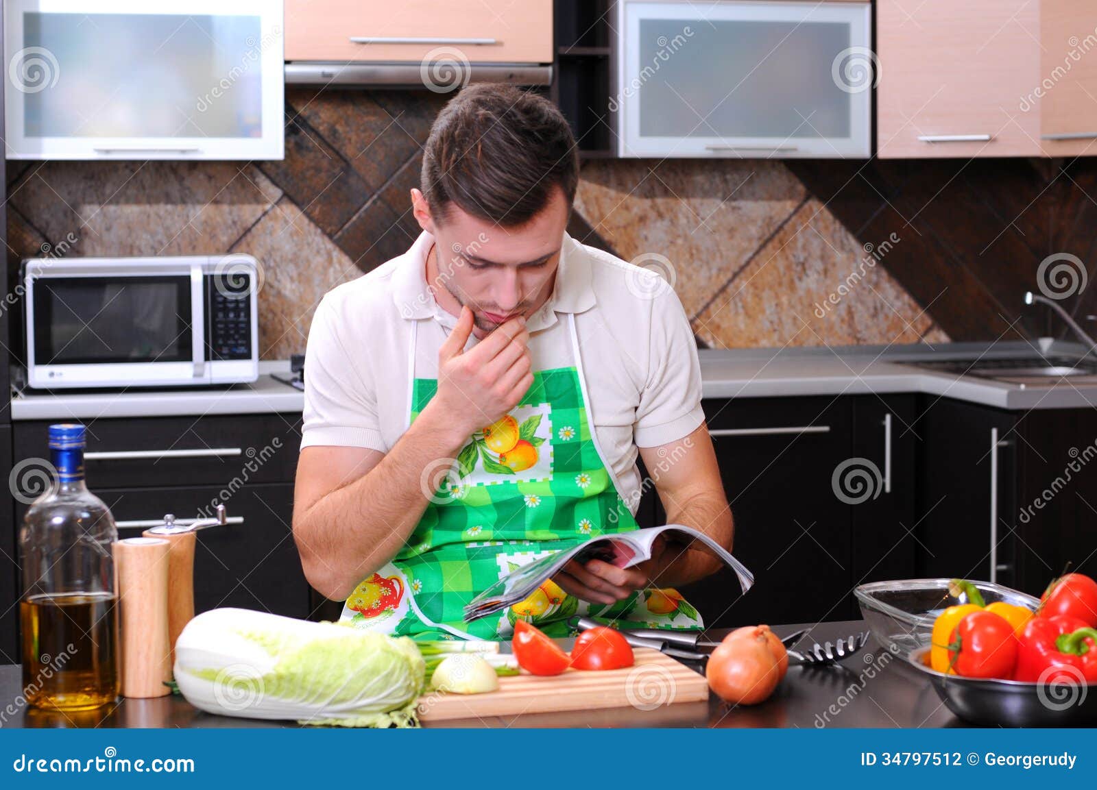 Laga mat arkivfoto. Bild av stolt, ingredienser, gladlynt - 34797512