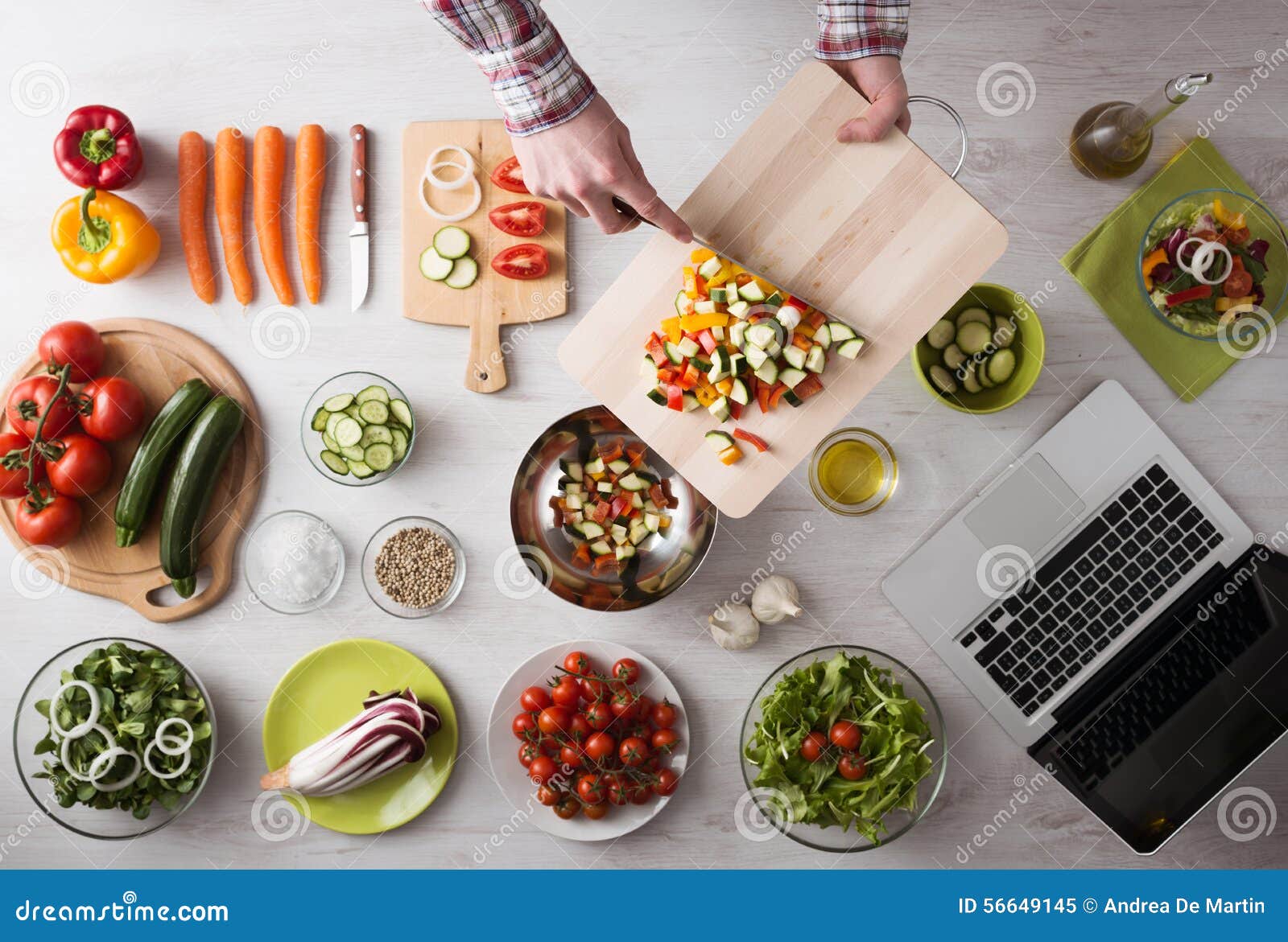 Laga Mat Hemma Med Online-recept Fotografering för Bildbyråer - Bild av ...