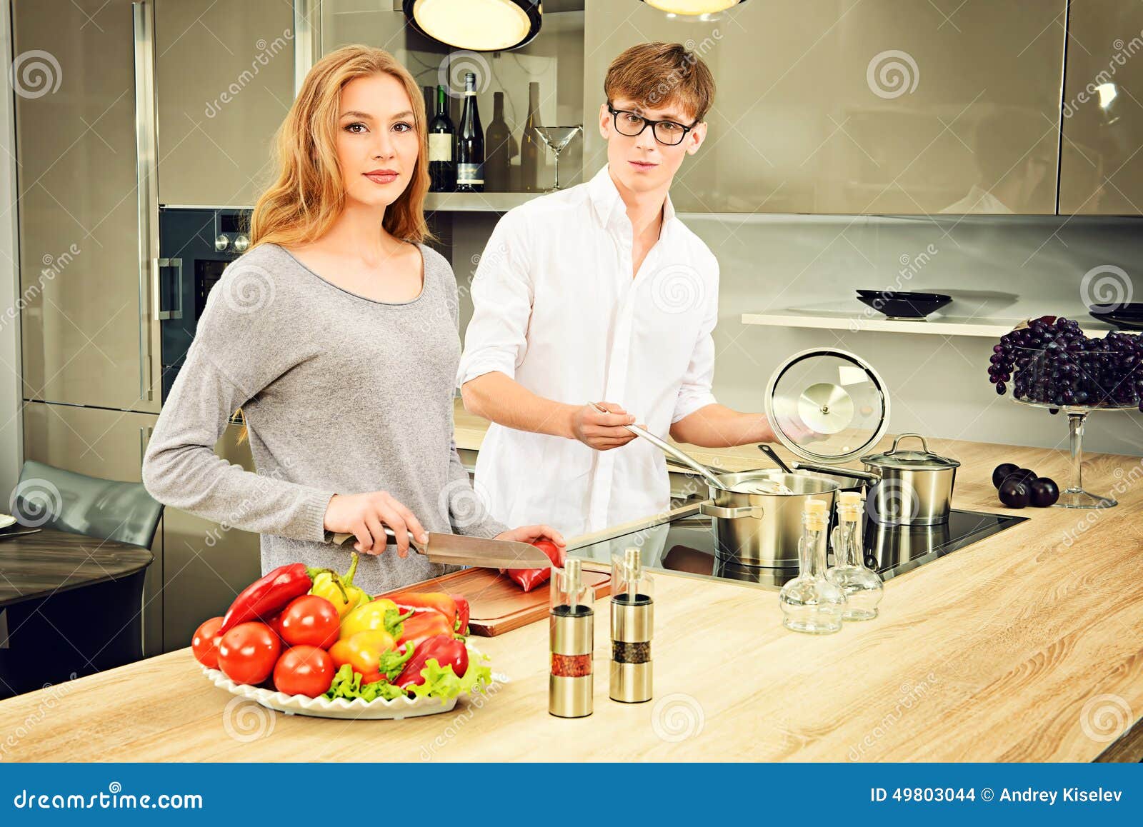 Laga mat tillsammans arkivfoto. Bild av lycka, härlig - 49803044