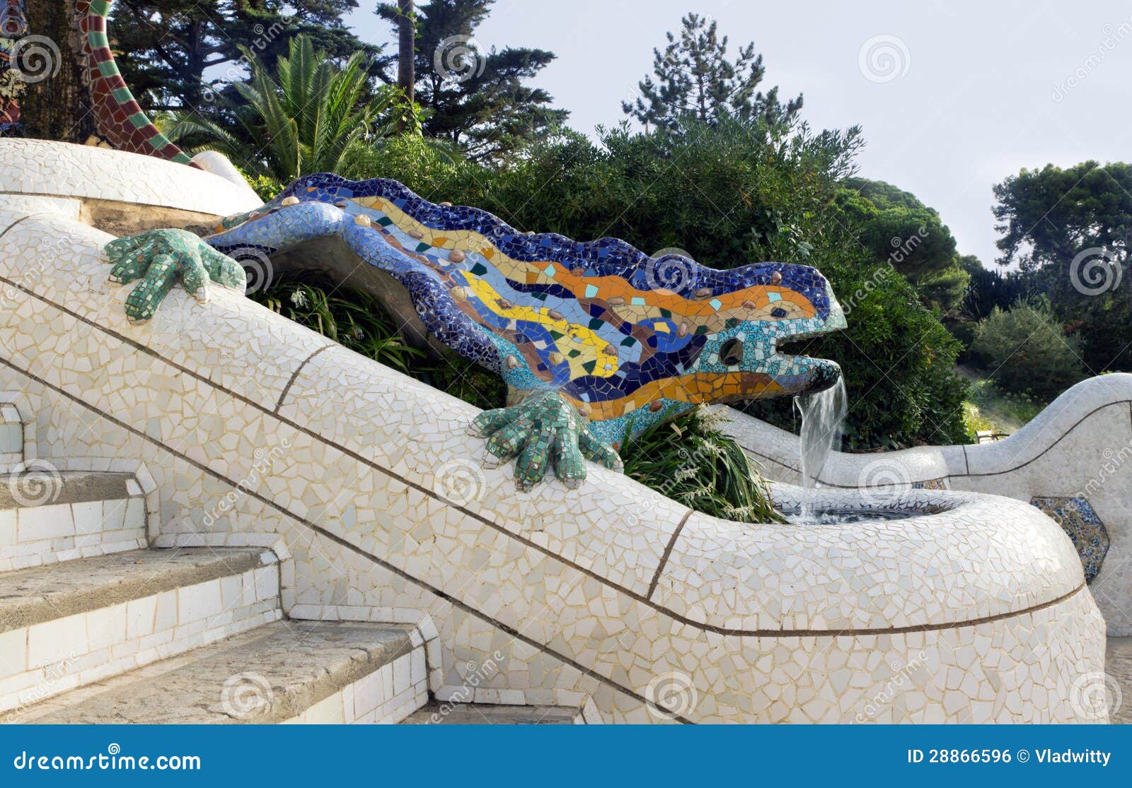 Lagarto por Antoni Gaudi foto editorial. Imagem de projeto - 28866596