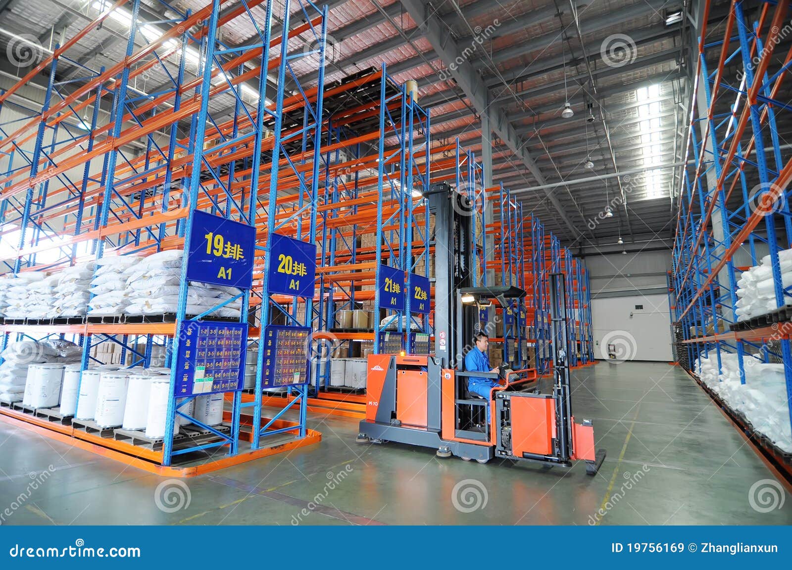 Lager-Logistik stockbild. Bild von handhaben, arbeit - 19756169