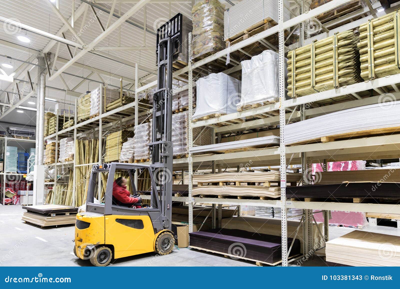 Lagerarbeitskraftladen-Baumaterialien Mit Gabelstapler Stockbild - Bild ...
