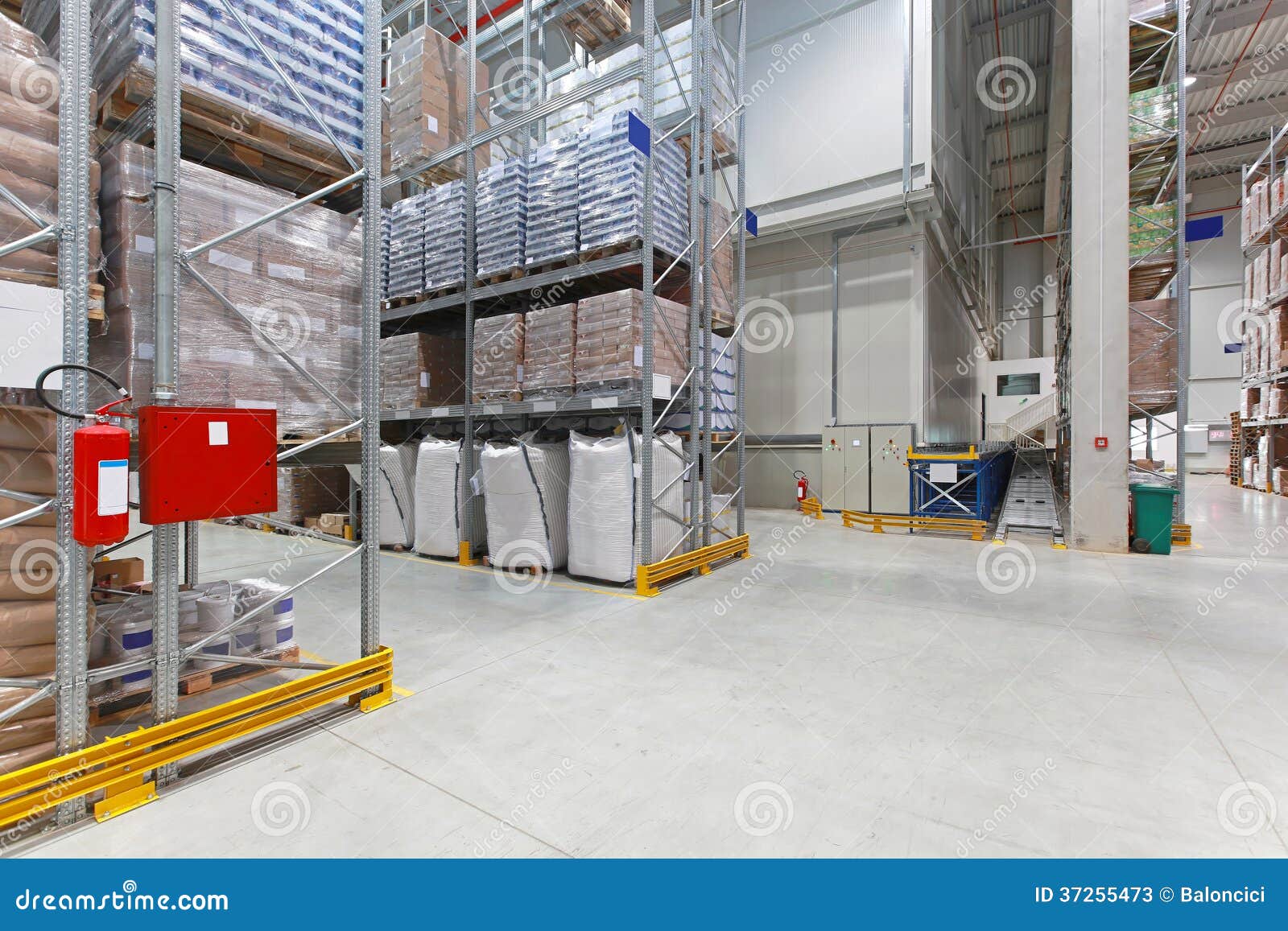 Lagerhaus stockbild. Bild von ladung, logistisch, zuhause - 37255473