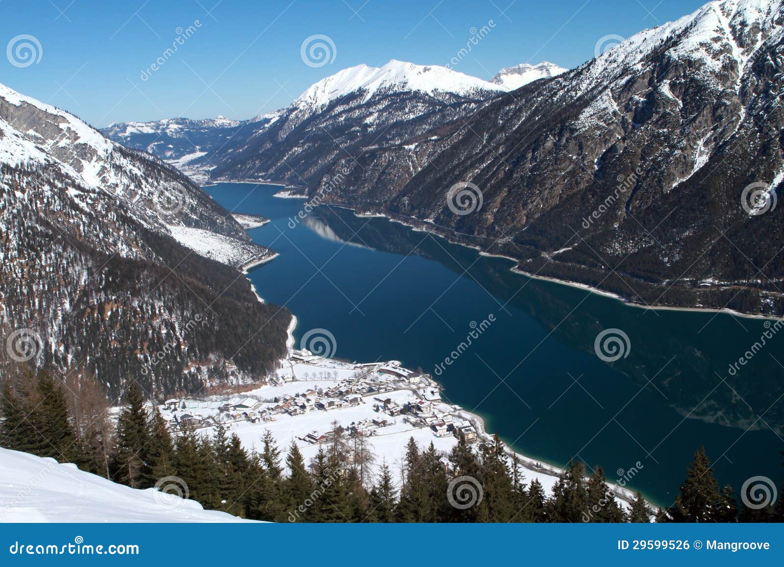 Lago Achensee en Austria foto de archivo. Imagen de austeridad - 29599526