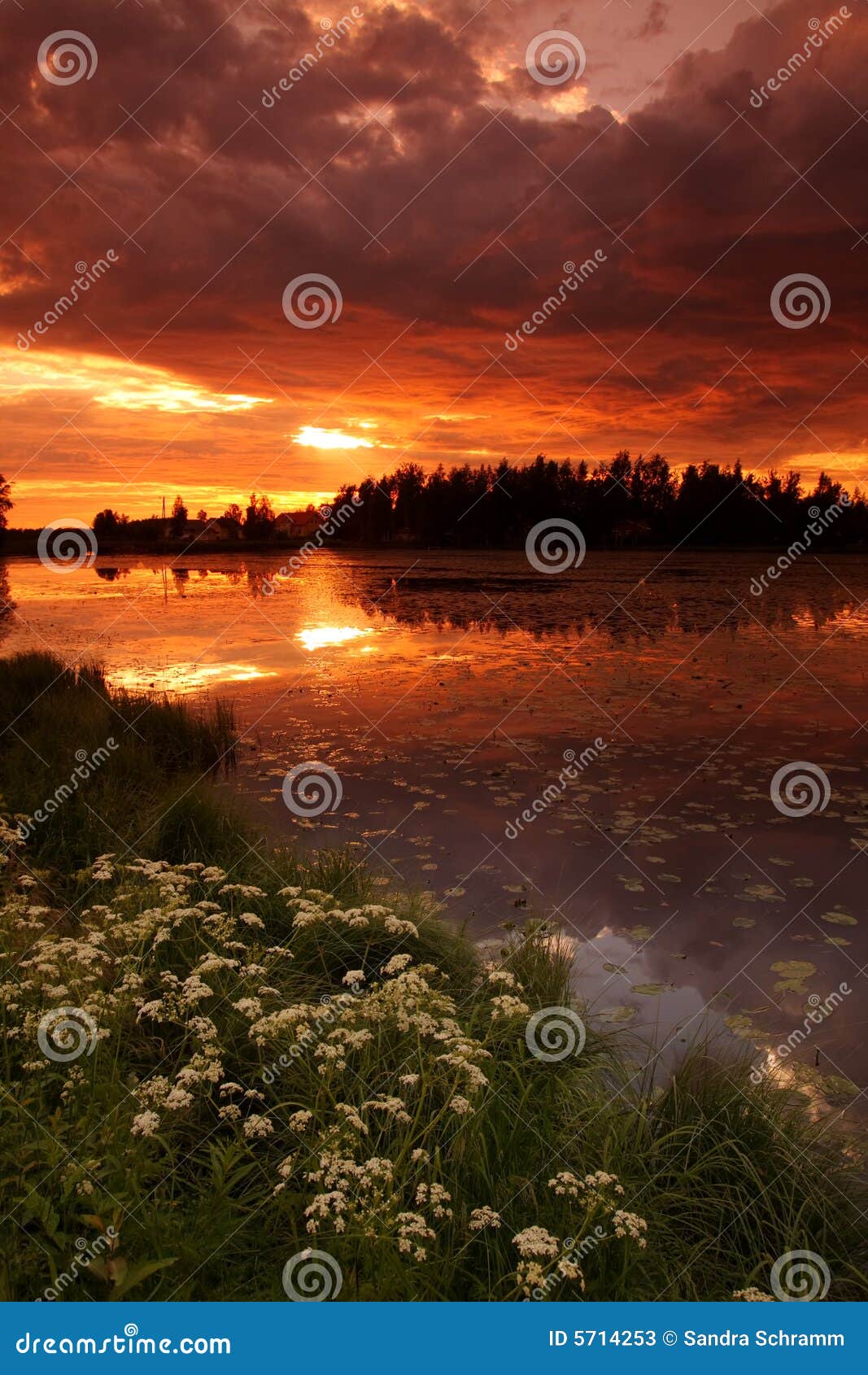Lago al tramonto immagine stock. Immagine di litorale - 5714253