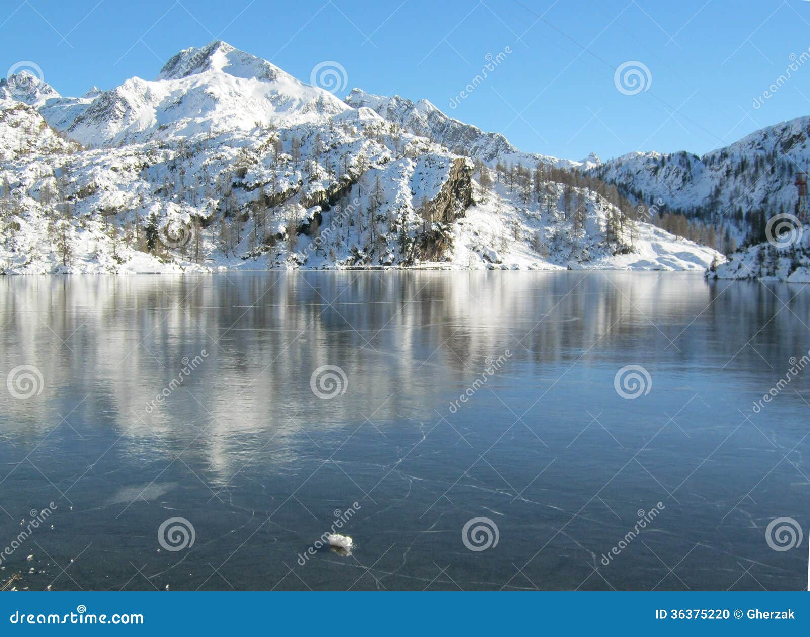 Lago alpino congelado foto de archivo. Imagen de hielo - 36375220