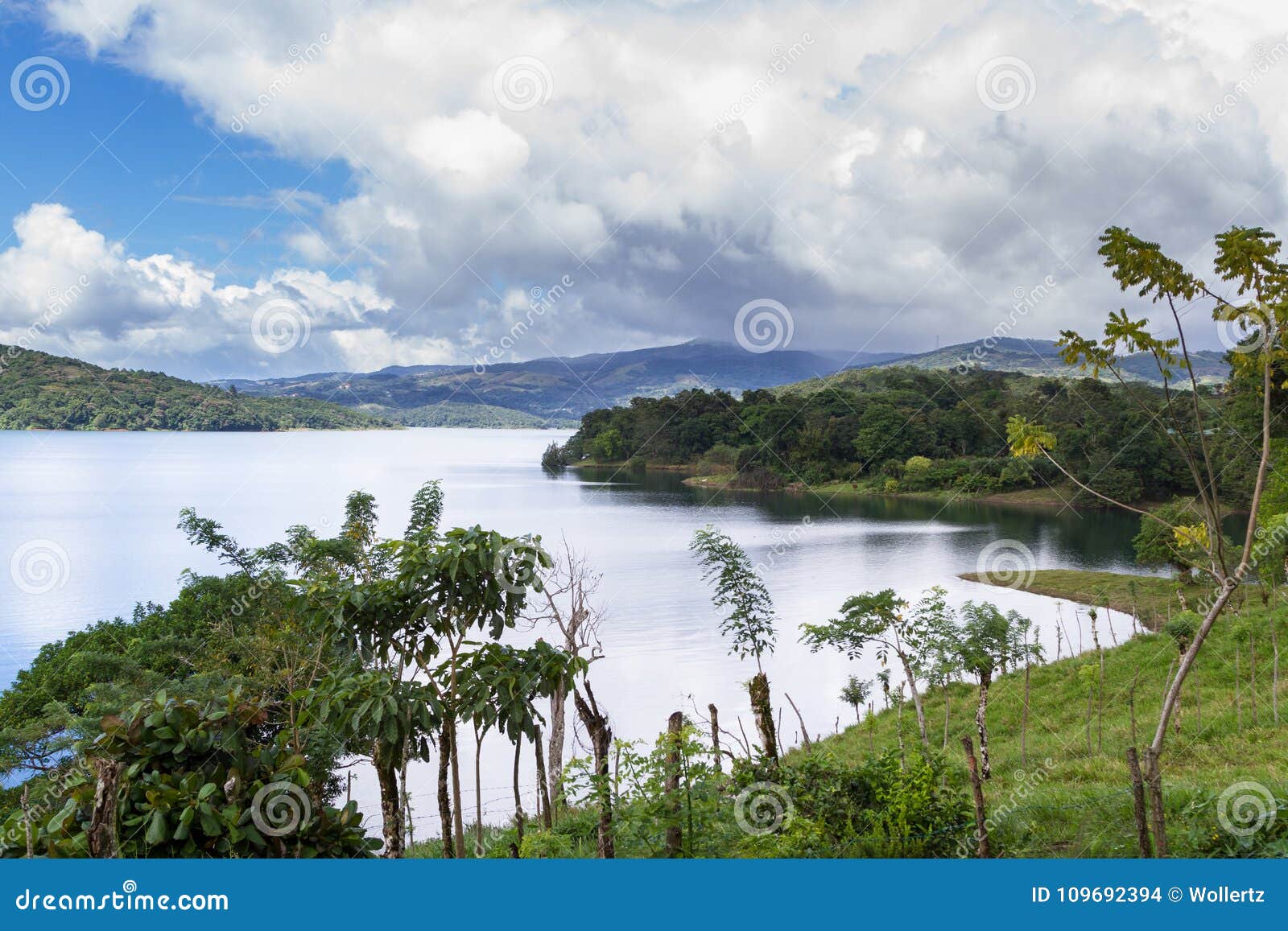 Lago Arenal, Costa Rica foto de archivo. Imagen de selva - 109692394