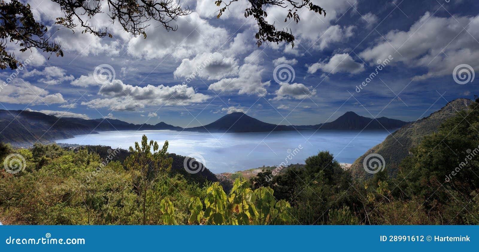 Lago Atitlan em Guatemala foto de stock. Imagem de destino - 28991612